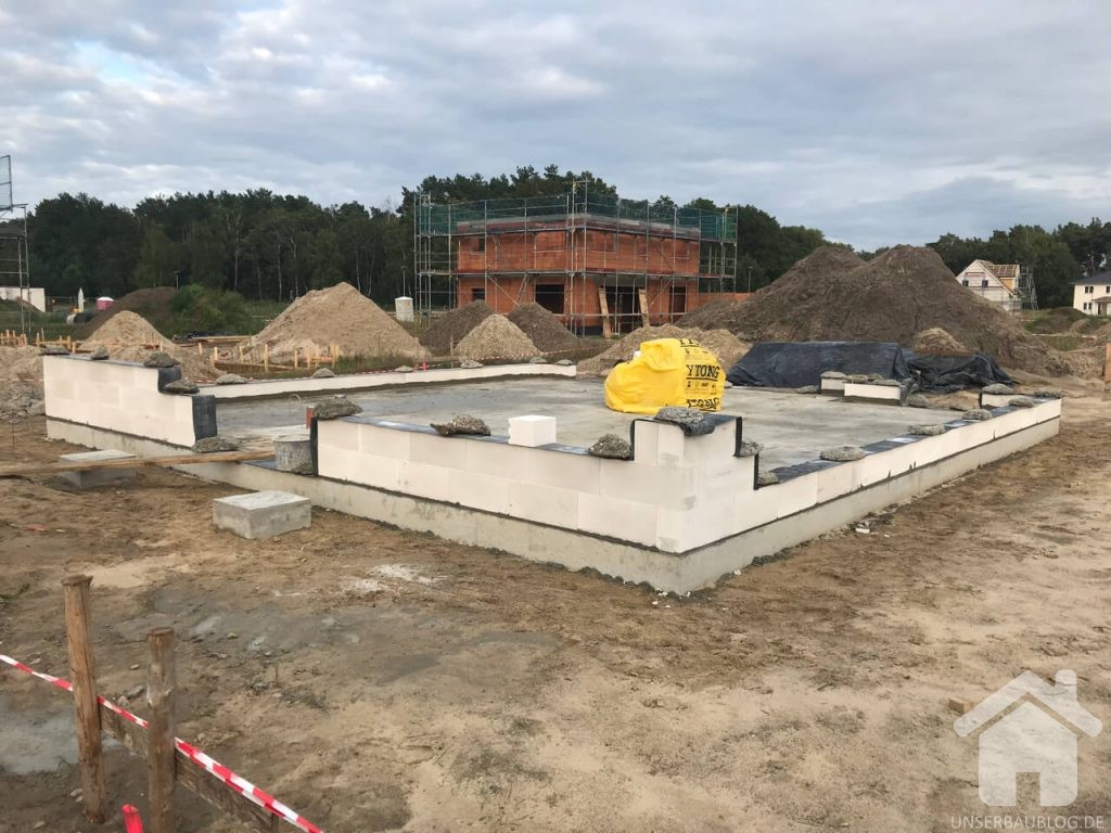 Die erste Reihe Steine liegt - Unser Baublog
